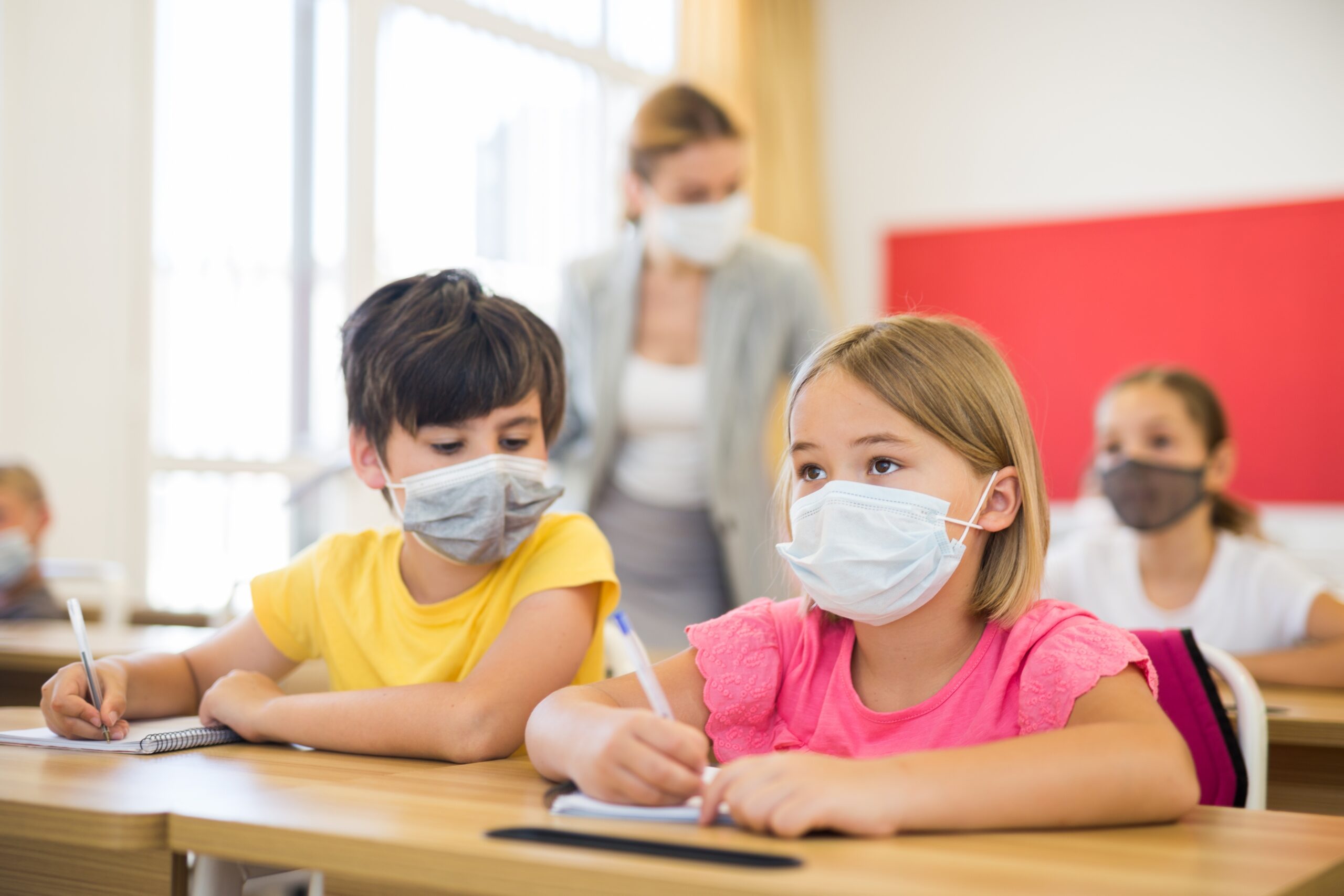 Una nuova revisione sistematica conferma: le mascherine ai bambini non ...